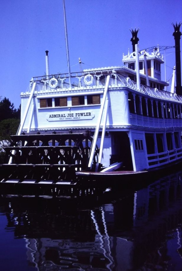 Liberty Square Riverboat - The Mickey Wiki: Your Walt Disney World ...