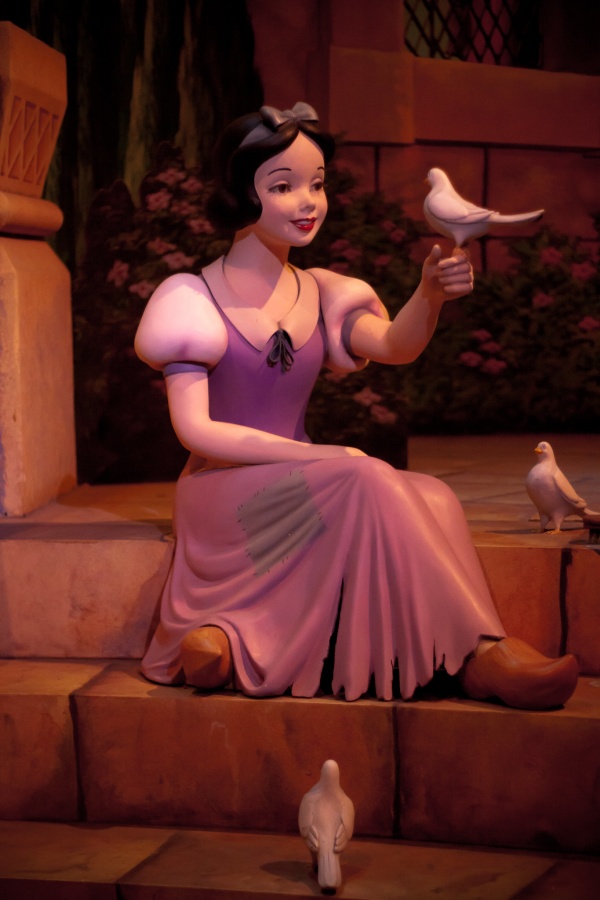 Snow White's Scary Adventures - The Mickey Wiki: Your Walt Disney World ...